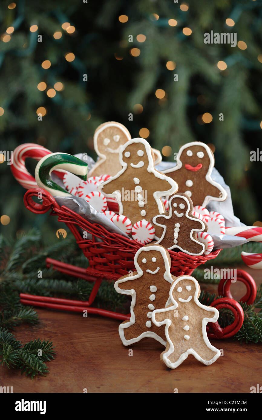 Gingerbread man cookies in sleigh Stock Photo - Alamy