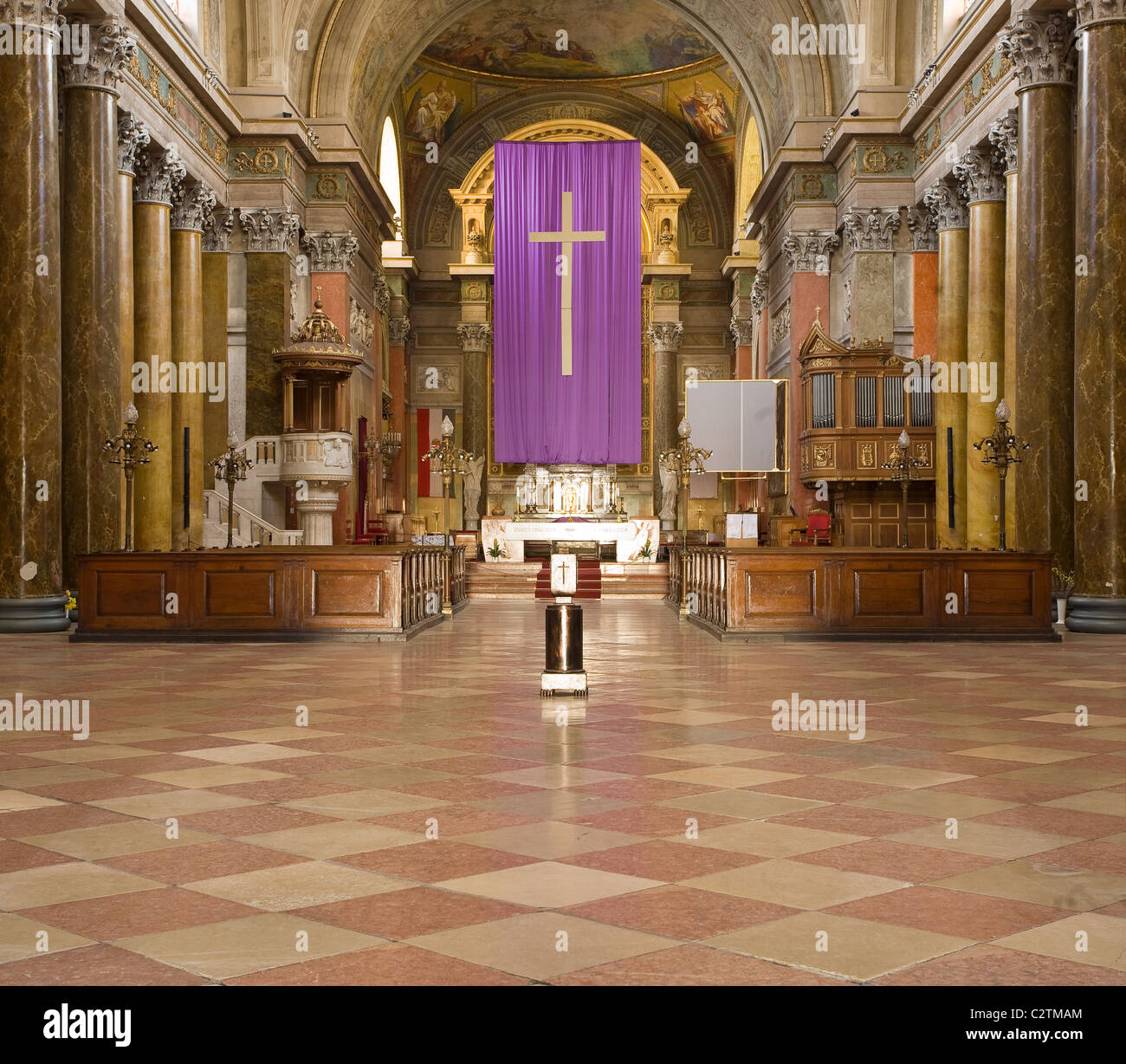 Majestic catholic basilica hi-res stock photography and images - Alamy