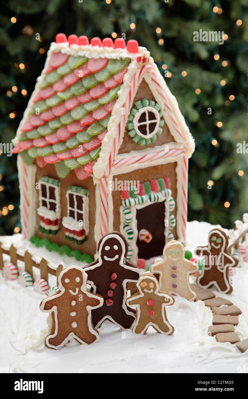 Gingerbread men cookies and gingerbread house Stock Photo - Alamy
