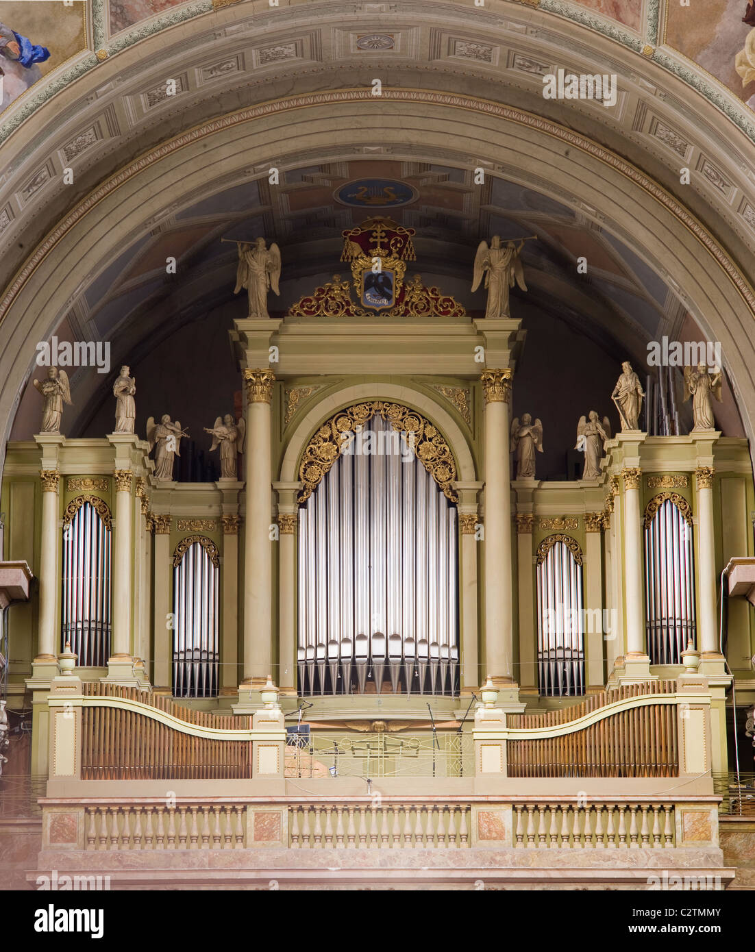 Majesic beautiful church organ Stock Photo - Alamy