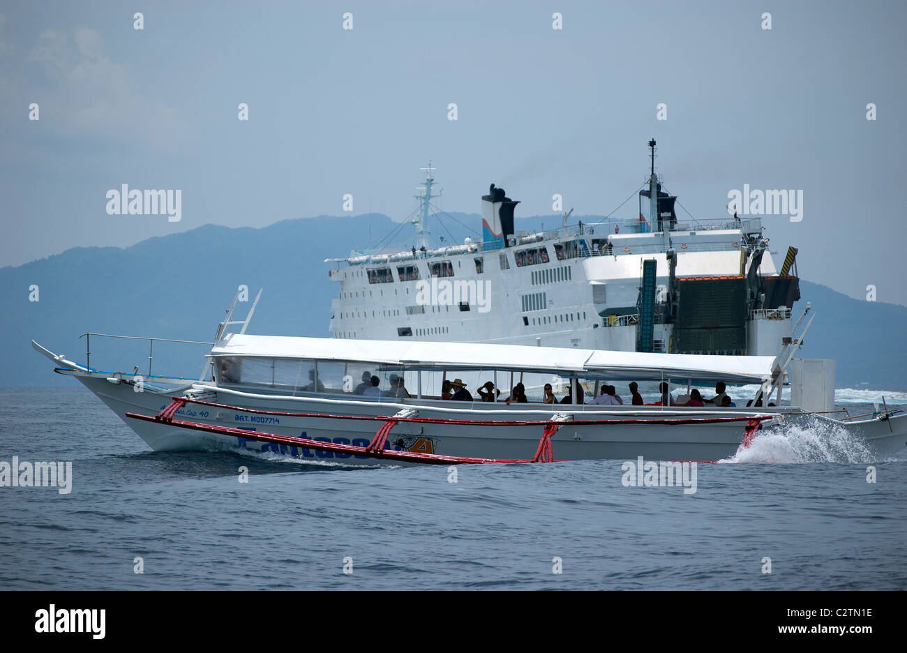 Philippine Super Ferry transports passengers across the seas off Puerto ...