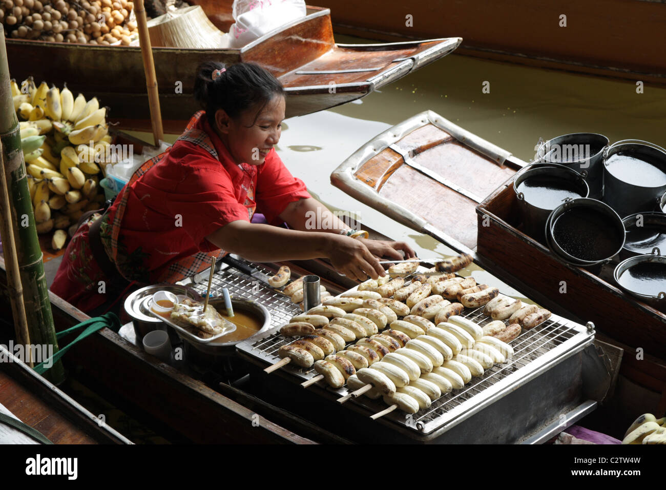 Food merchant at Damnoen Saduak Floating Market , Thailand Stock Photo ...