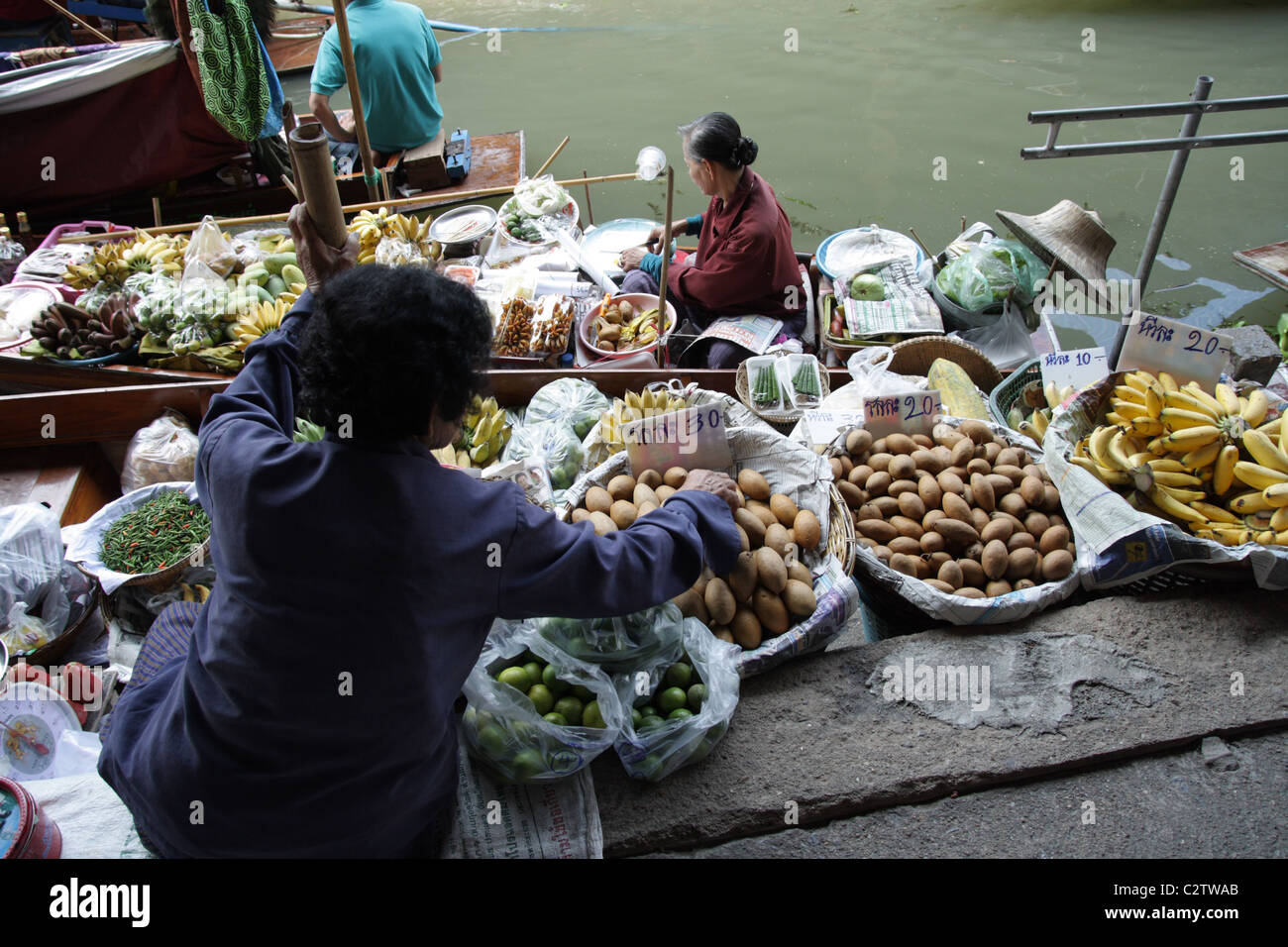 Food merchant on canal , Damnoen Saduak Floating Market , Thailand ...