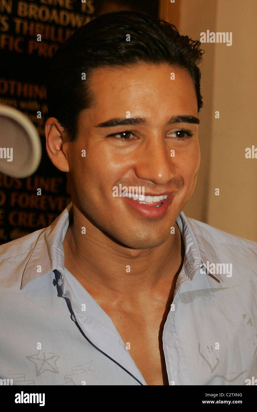 Mario lopez performing hi-res stock photography and images - Alamy