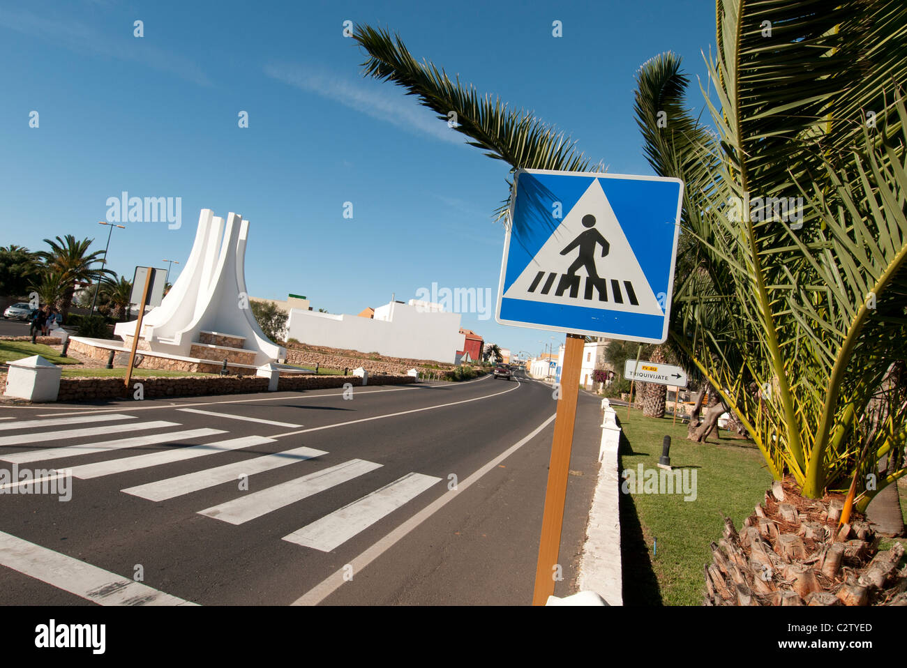 European pedestrian crossing roadsign hi-res stock photography and ...