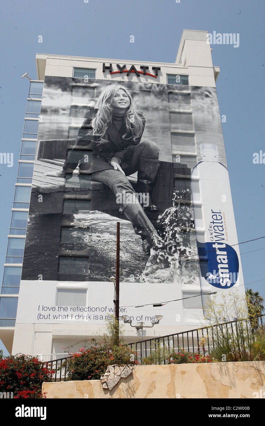 Smartwater jennifer aniston hi-res stock photography and images - Alamy