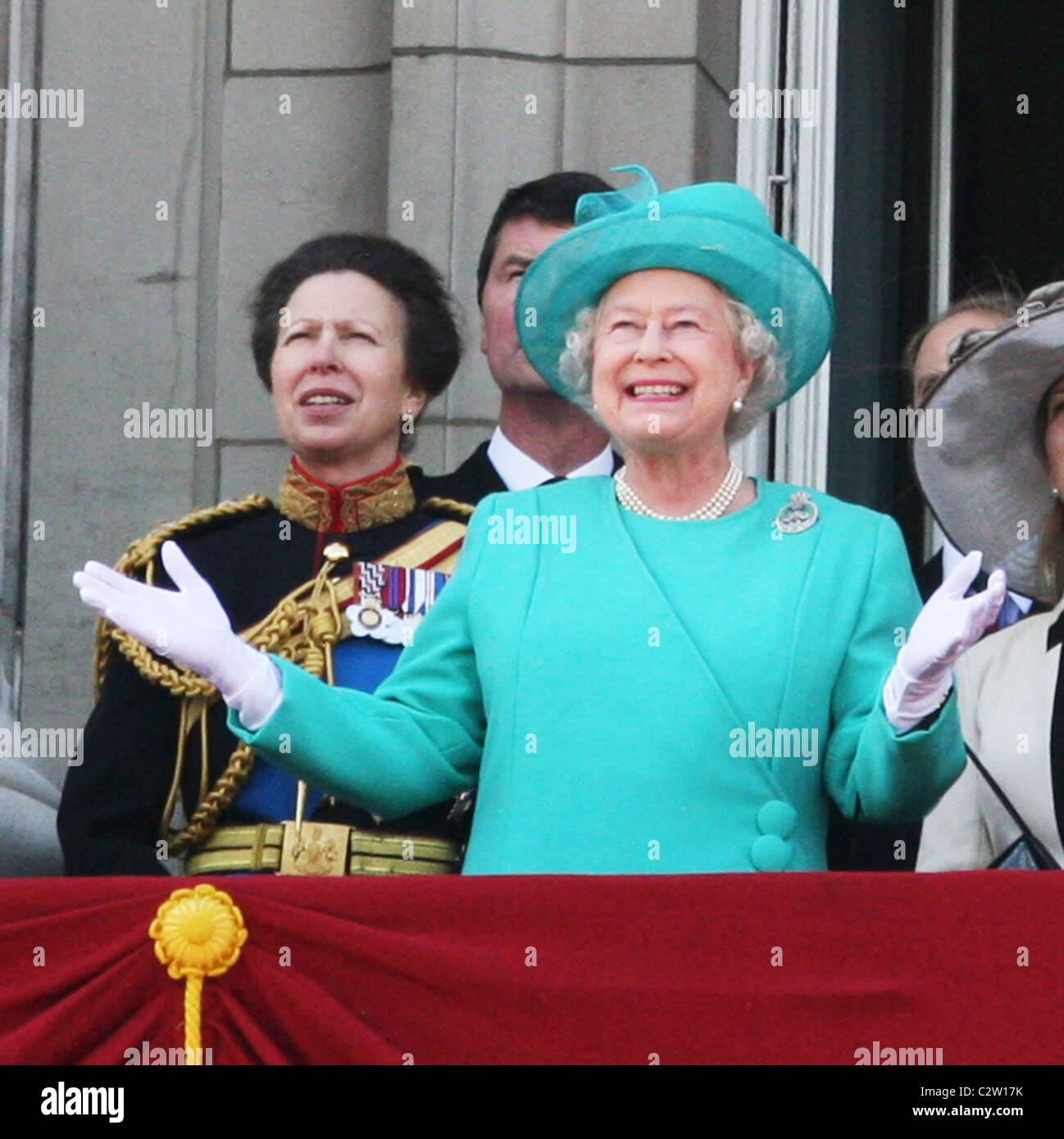 Queen Elizabeth lI on the balcony of Buckingham Palace after trooping ...