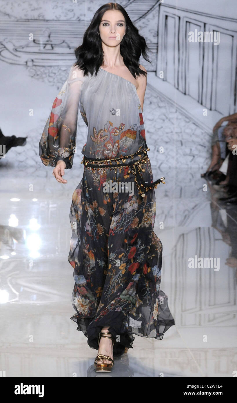 Gucci 2009 Resort Collection fashion show held at the Villa Aurelia ...