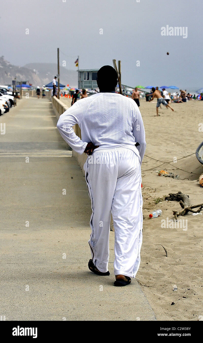 Actor Keith David has trouble finding a friend's party on Zuma beach in ...