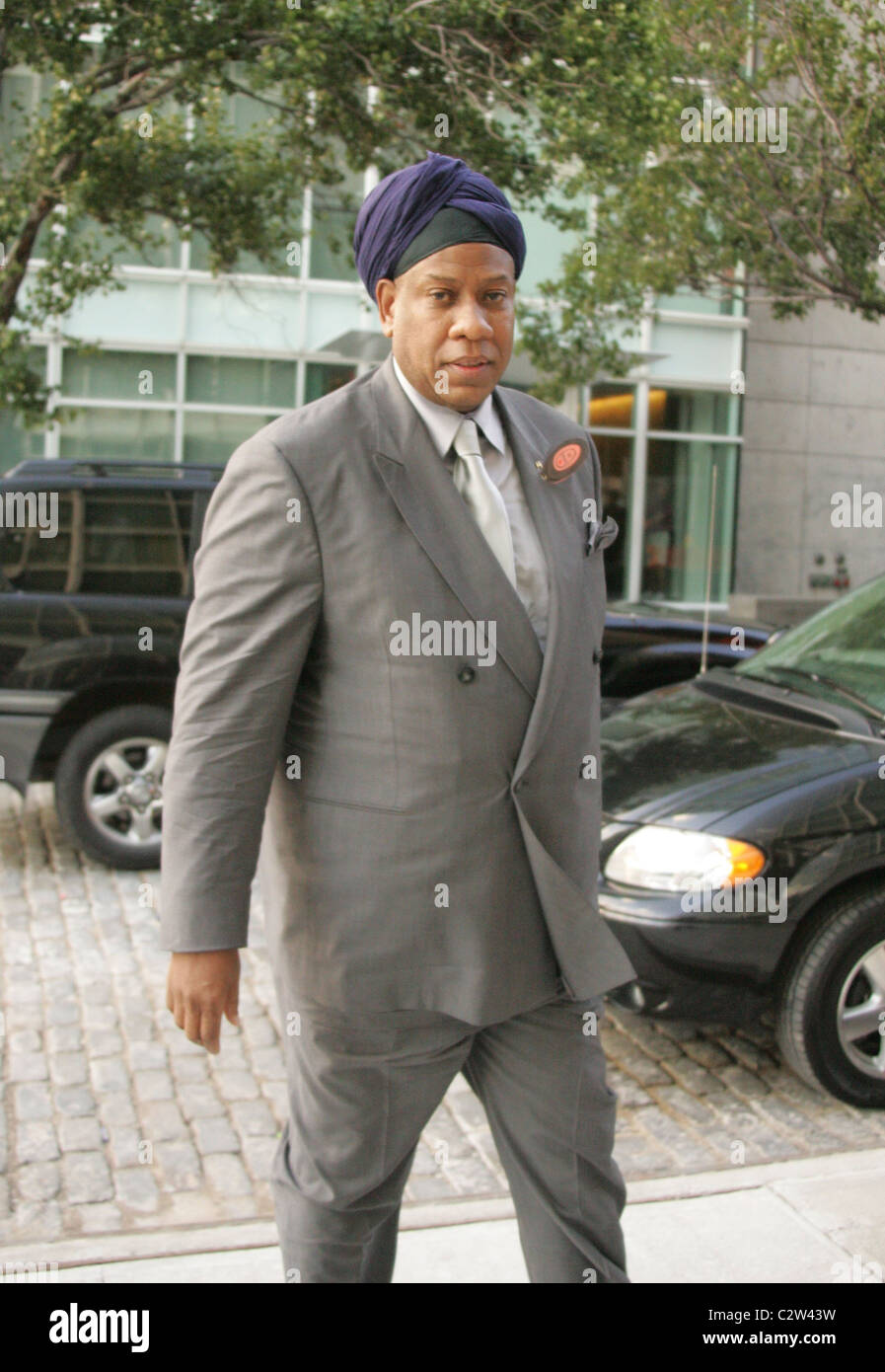Andre Leon Talley arrives at Calvin Klein's New York City apartment to ...