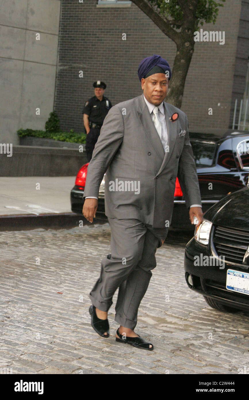 Andre Leon Talley arrives at Calvin Klein's New York City apartment to ...