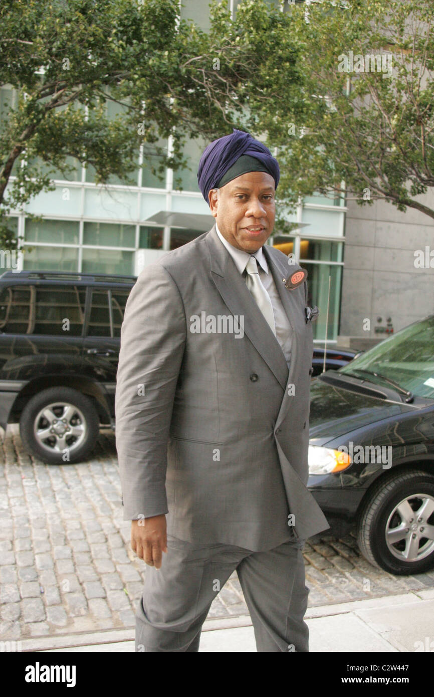 Andre Leon Talley arrives at Calvin Klein's New York City apartment to ...
