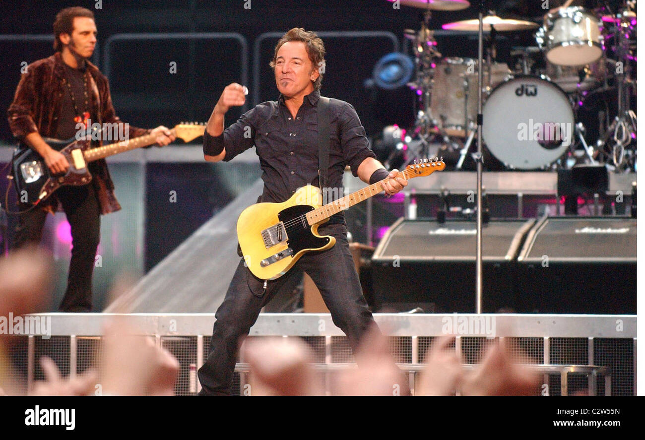 Bruce Springsteen Bruce Springsteen and the E Street Band perform in ...
