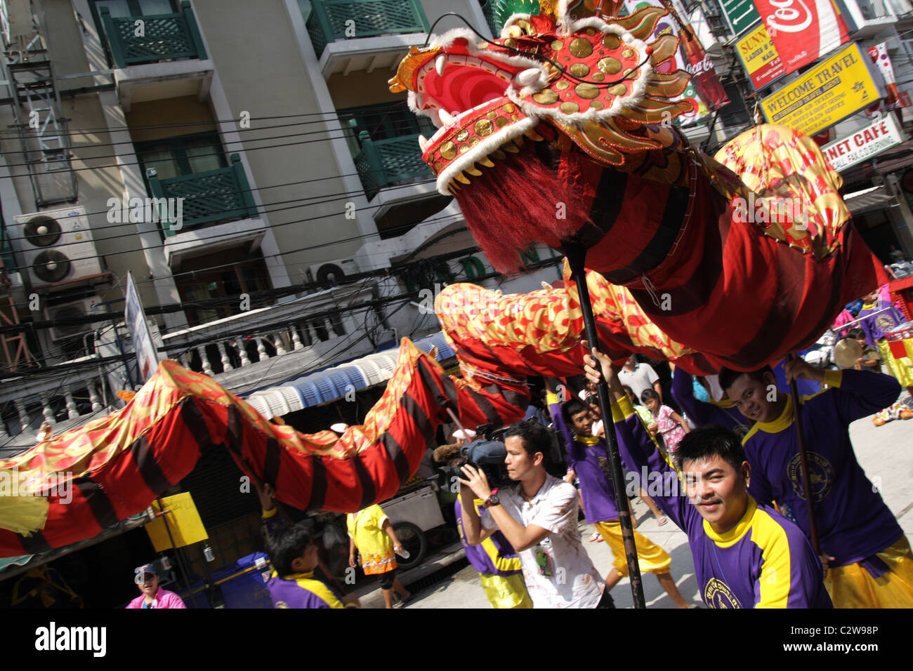 Songkran festival in thailand dancing hi-res stock photography and ...