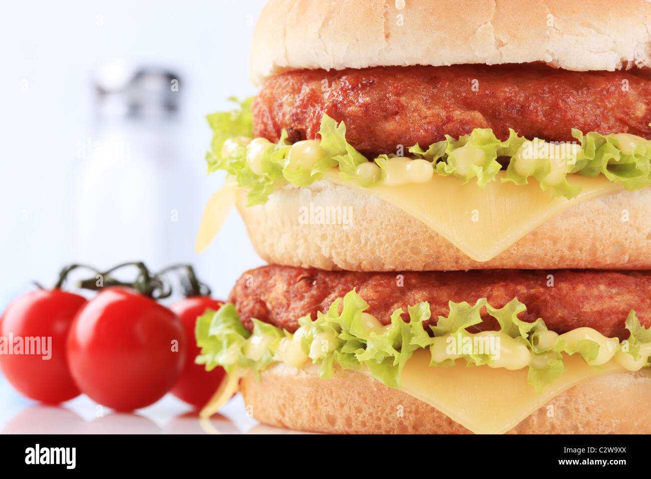 Double cheeseburger beef tomatoes lettuce hi-res stock photography and ...