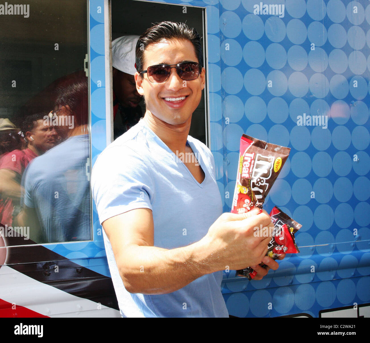 Mario Lopez hands out free samples of the new M&M'S Ice Cream Treats in ...