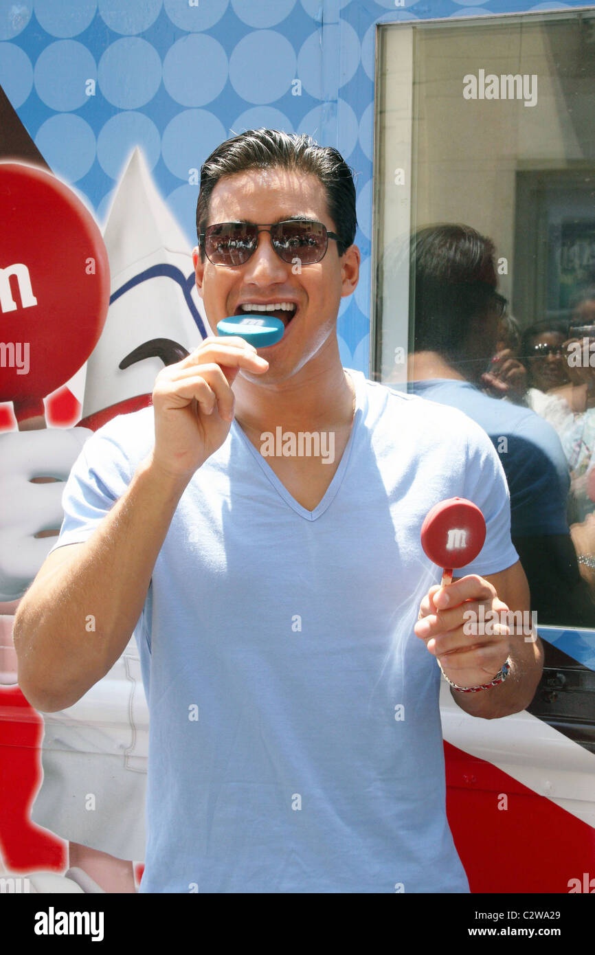Mario Lopez hands out free samples of the new M&M'S Ice Cream Treats in ...