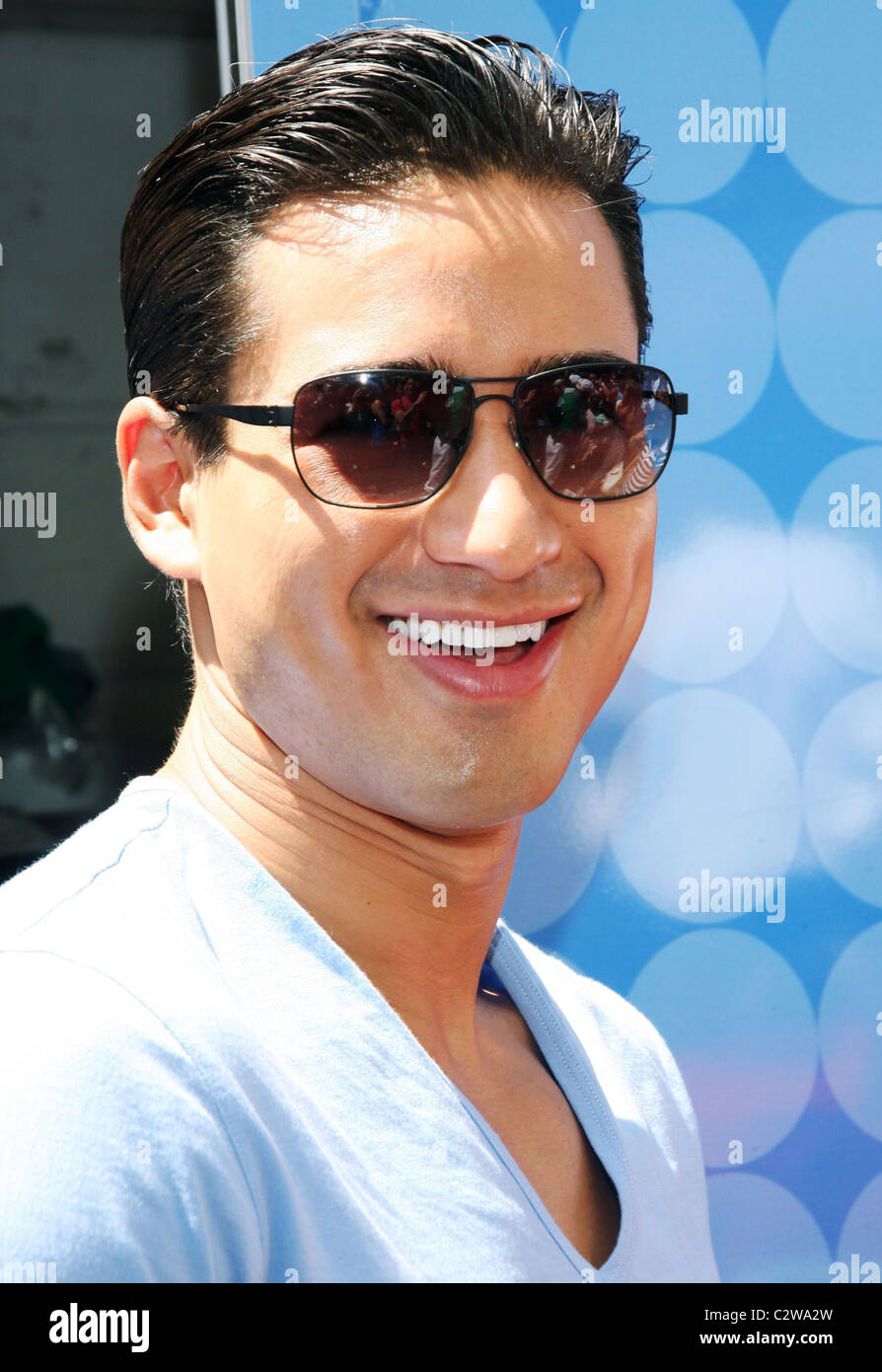 Mario Lopez hands out free samples of the new M&M'S Ice Cream Treats in ...