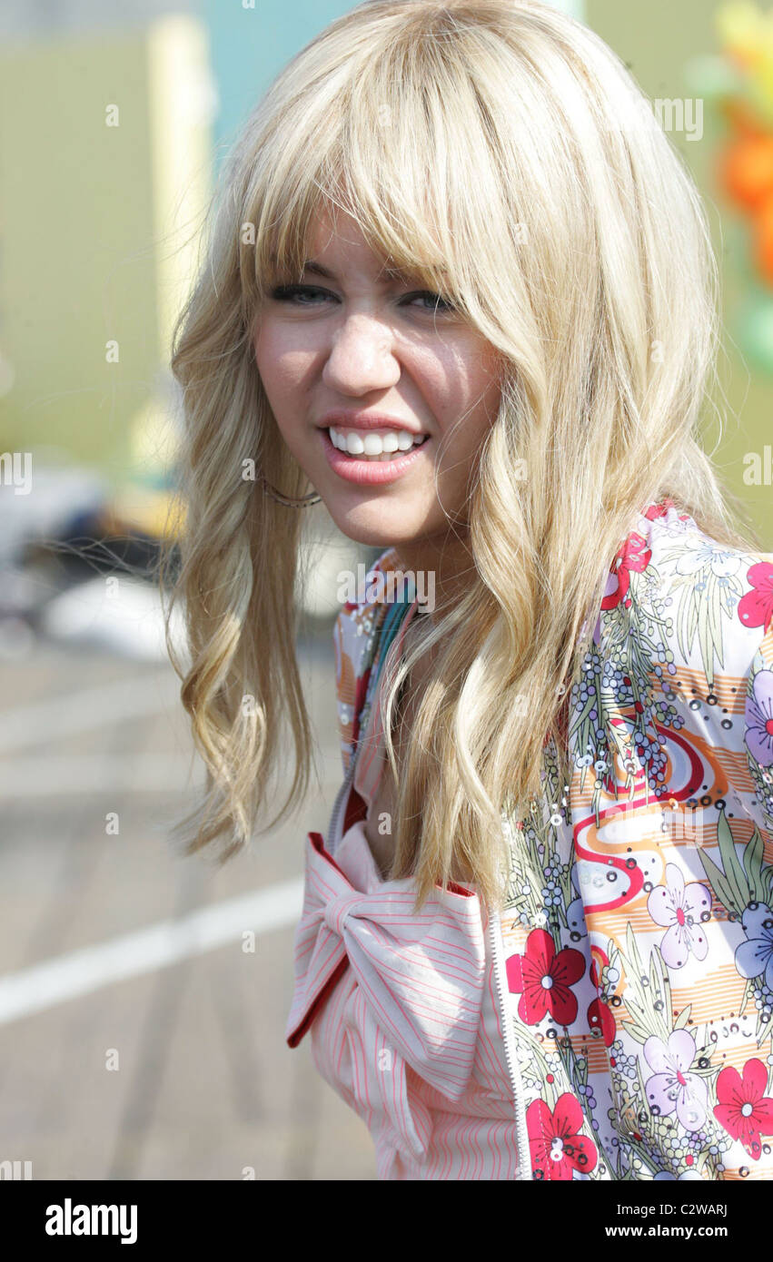 Miley cyrus on film set hi-res stock photography and images - Alamy