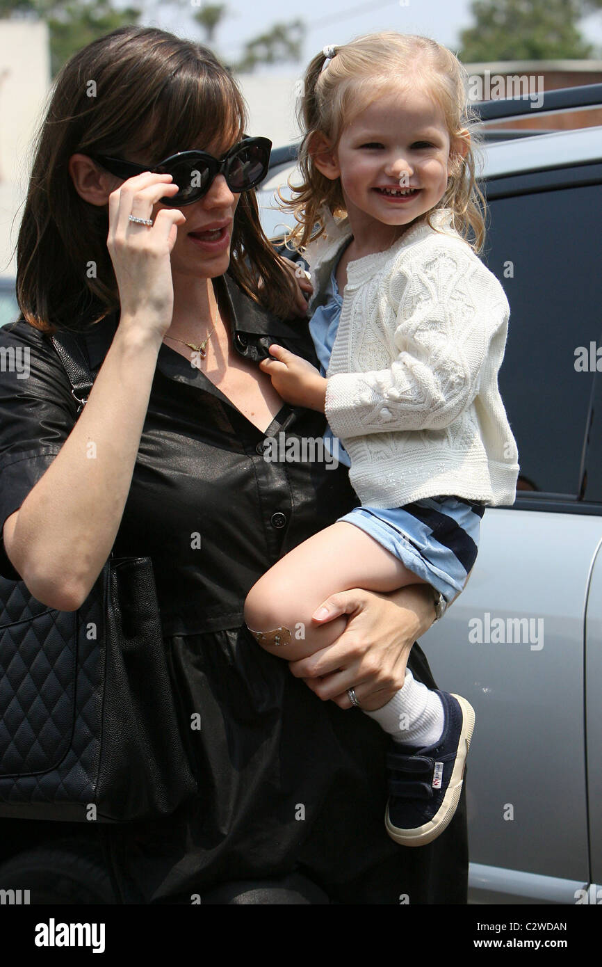 Jennifer Garner and daughter Violet Affleck go shopping in Brentwood ...