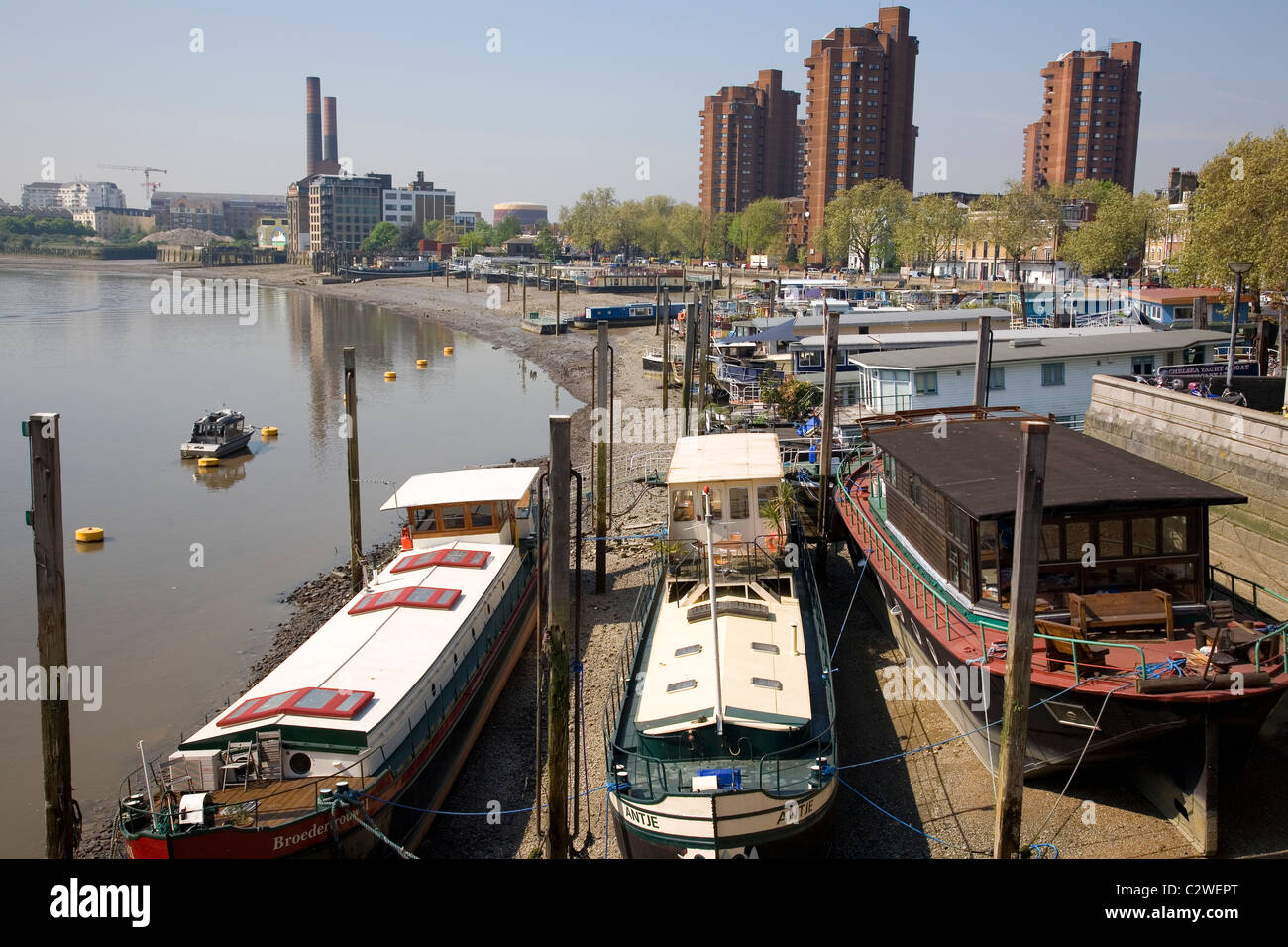 River thames houseboats barges hi-res stock photography and images - Alamy