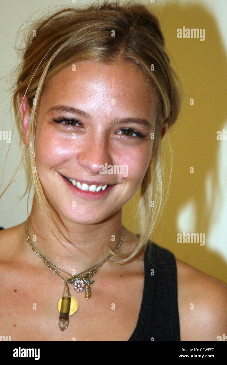 Annabelle Dexter-Jones Catherine Fulmer Hosts a Cocktail Party and ...