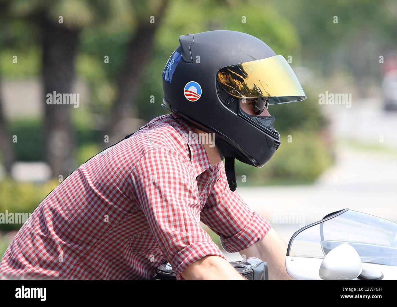 Ryan Reynolds shows his support for Presidential candidate Barack Obama ...