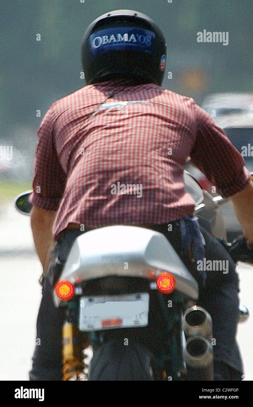 Ryan Reynolds shows his support for Presidential candidate Barack Obama ...