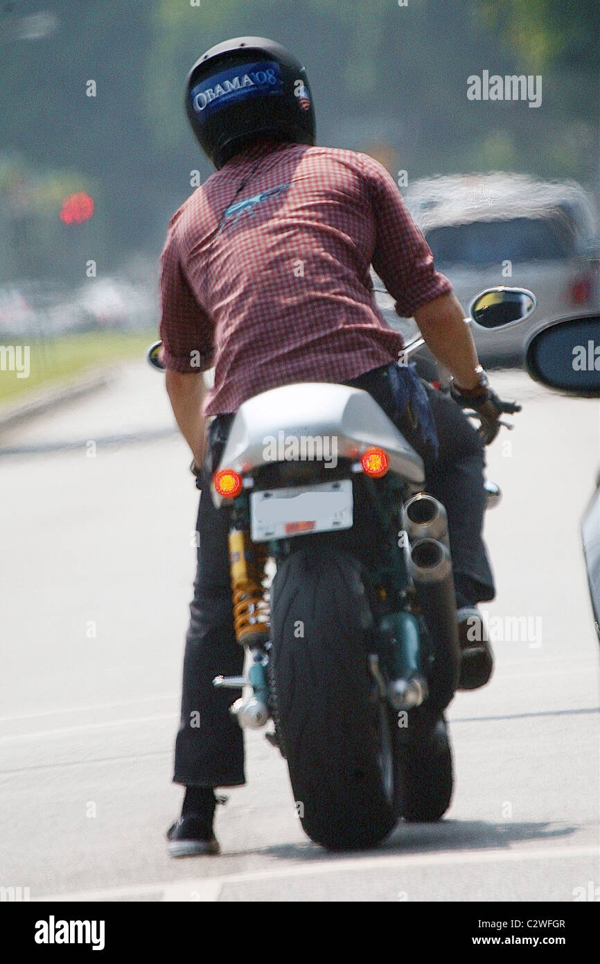 Ryan Reynolds shows his support for Presidential candidate Barack Obama ...