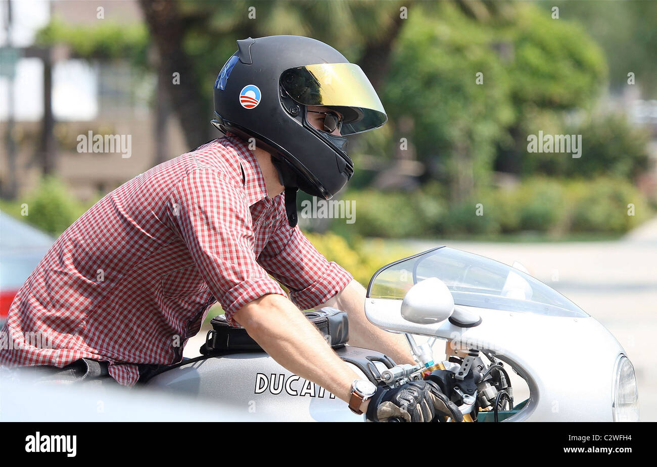 Ryan Reynolds shows his support for Presidential candidate Barack Obama ...