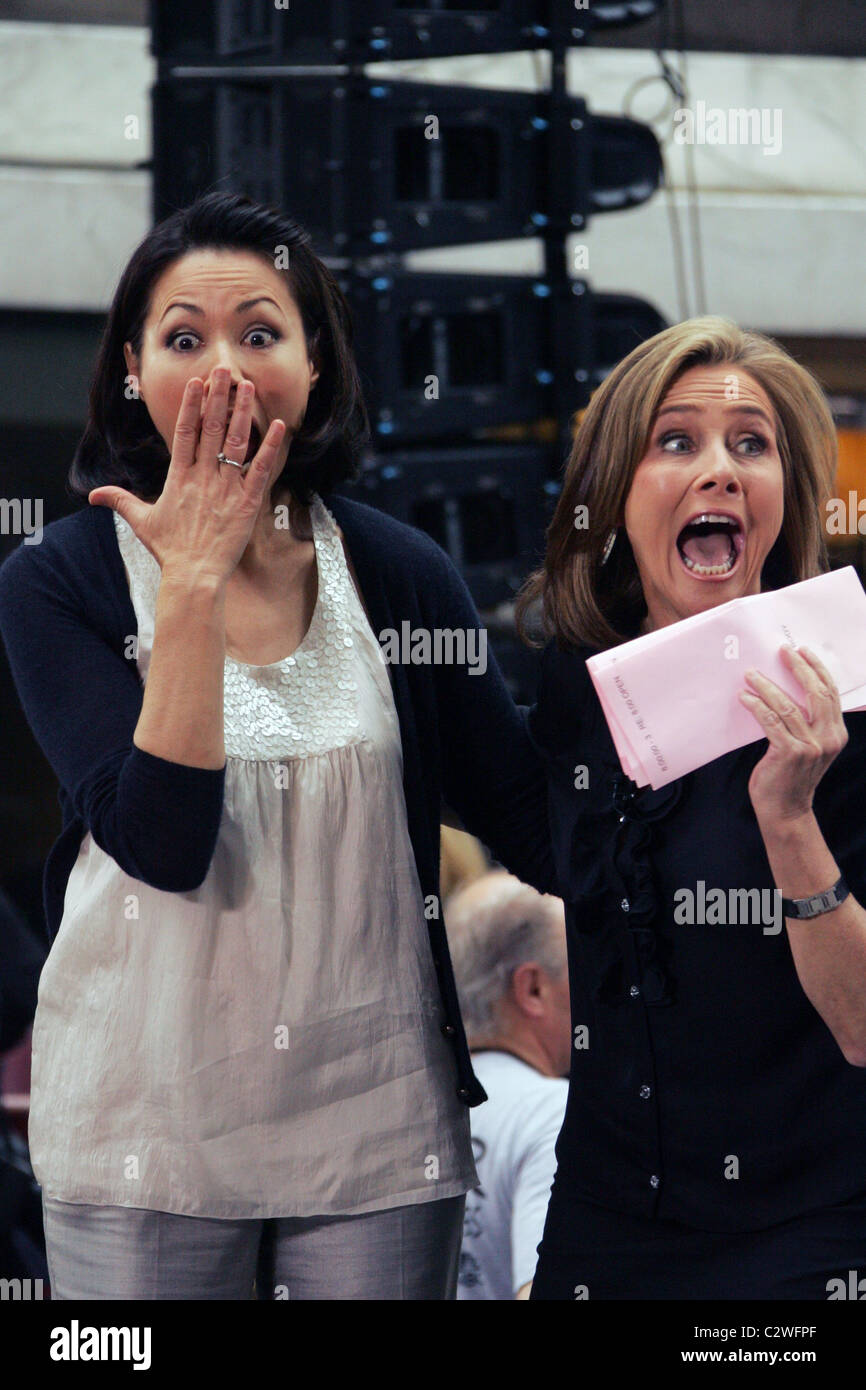 Ann Curry and Meredith Vieira kiss onstage before Coldplay performs ...