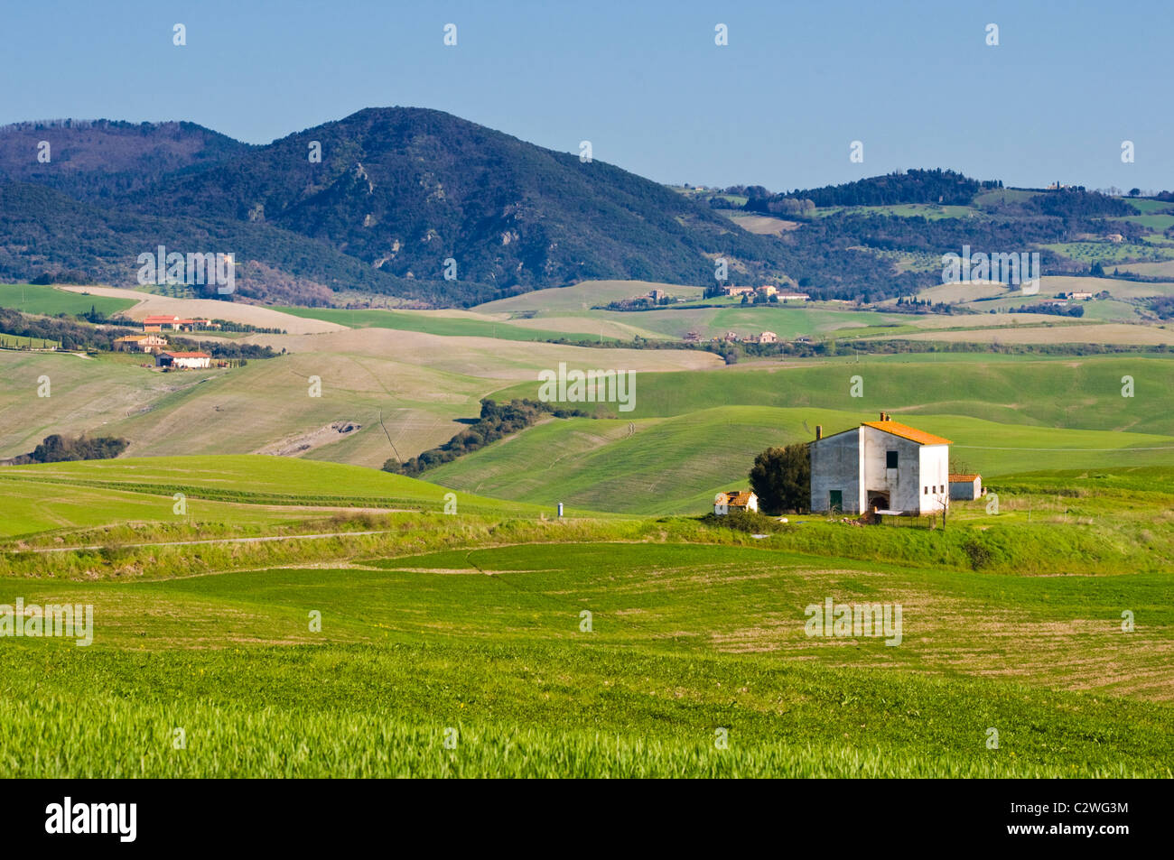 Farmhouse and fields hi-res stock photography and images - Alamy