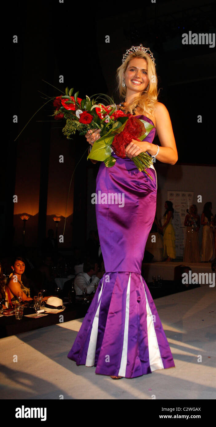 Laura Coleman is crowned Miss England 2008 Miss England 2008 Grand ...