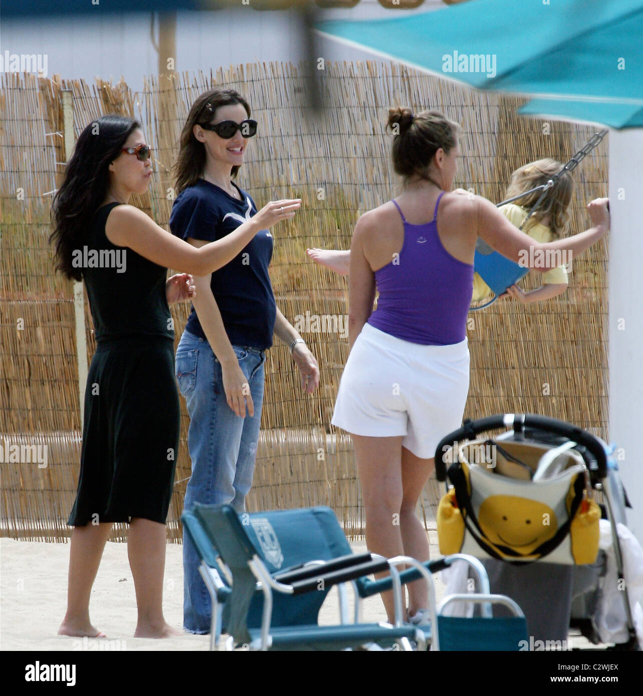 Jennifer Garner and Violet Affleck enjoy the swings at Jonathan Beach ...