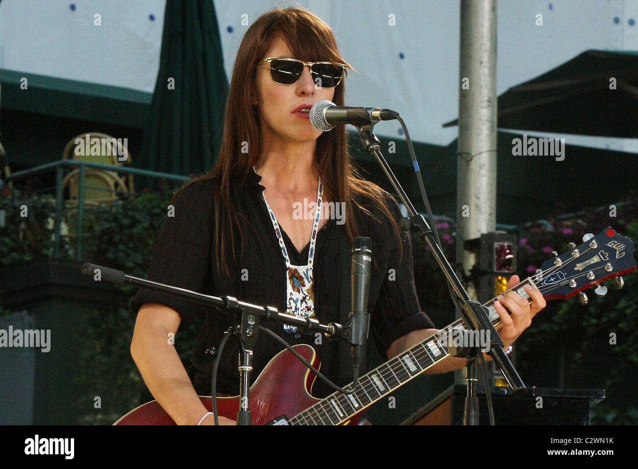 Feist singer hi-res stock photography and images - Alamy