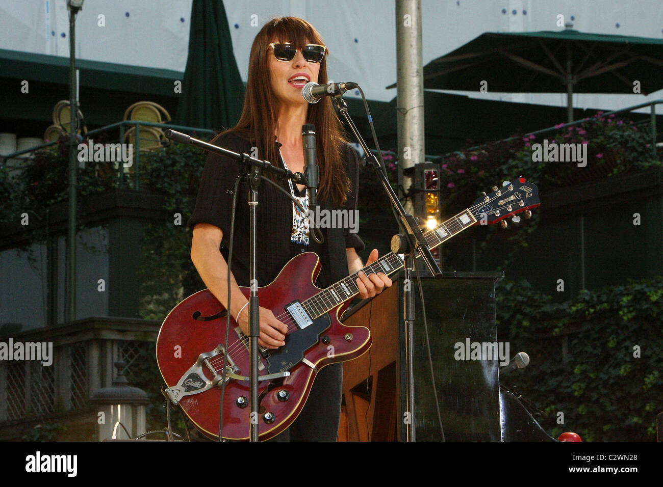 Feist singer hi-res stock photography and images - Alamy