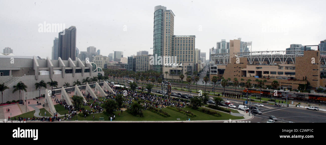 Atmosphere Thousands of comic book fans attend Comic-Con 2008 at the ...