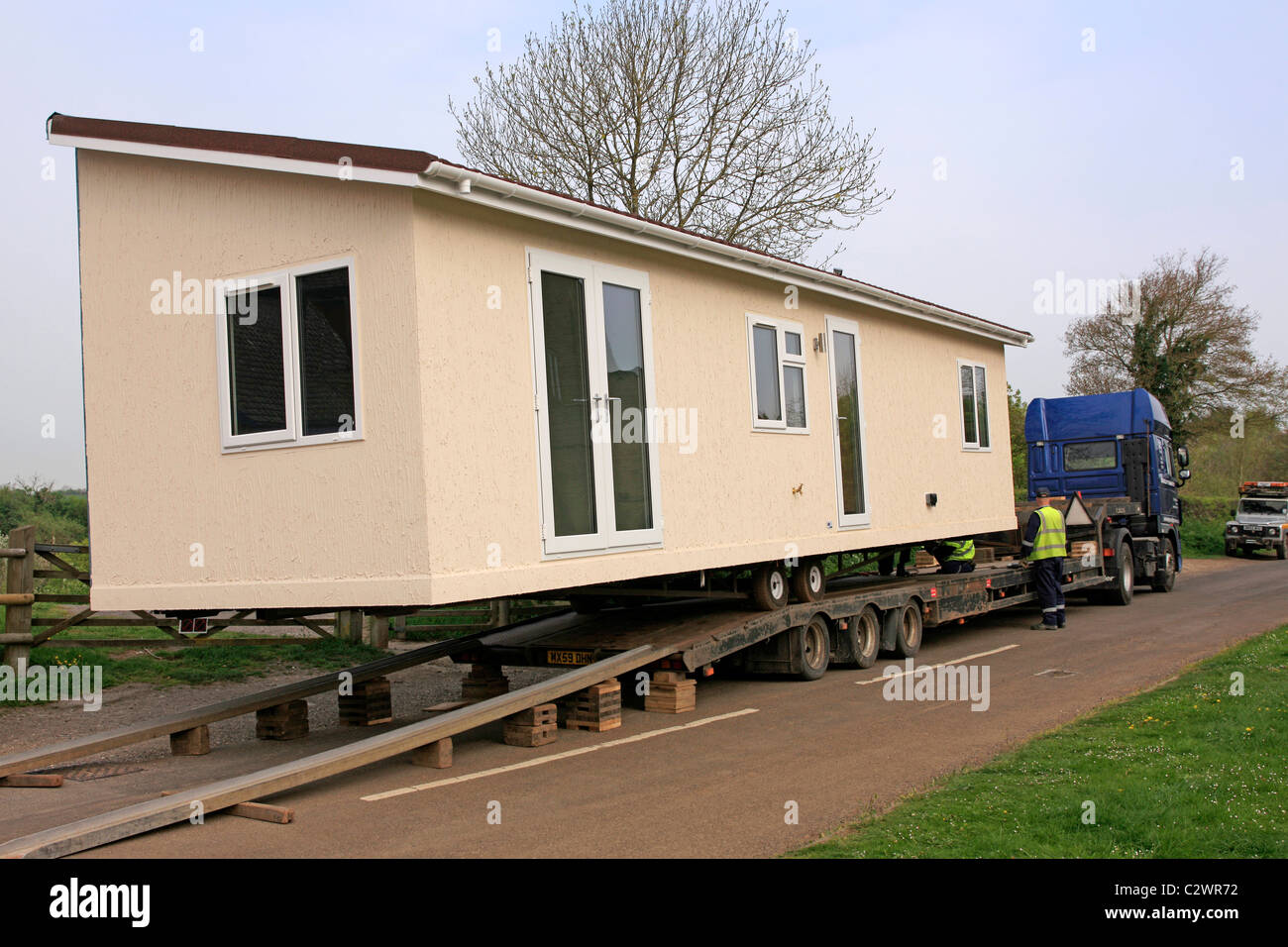 Truck hauling house hi-res stock photography and images - Alamy