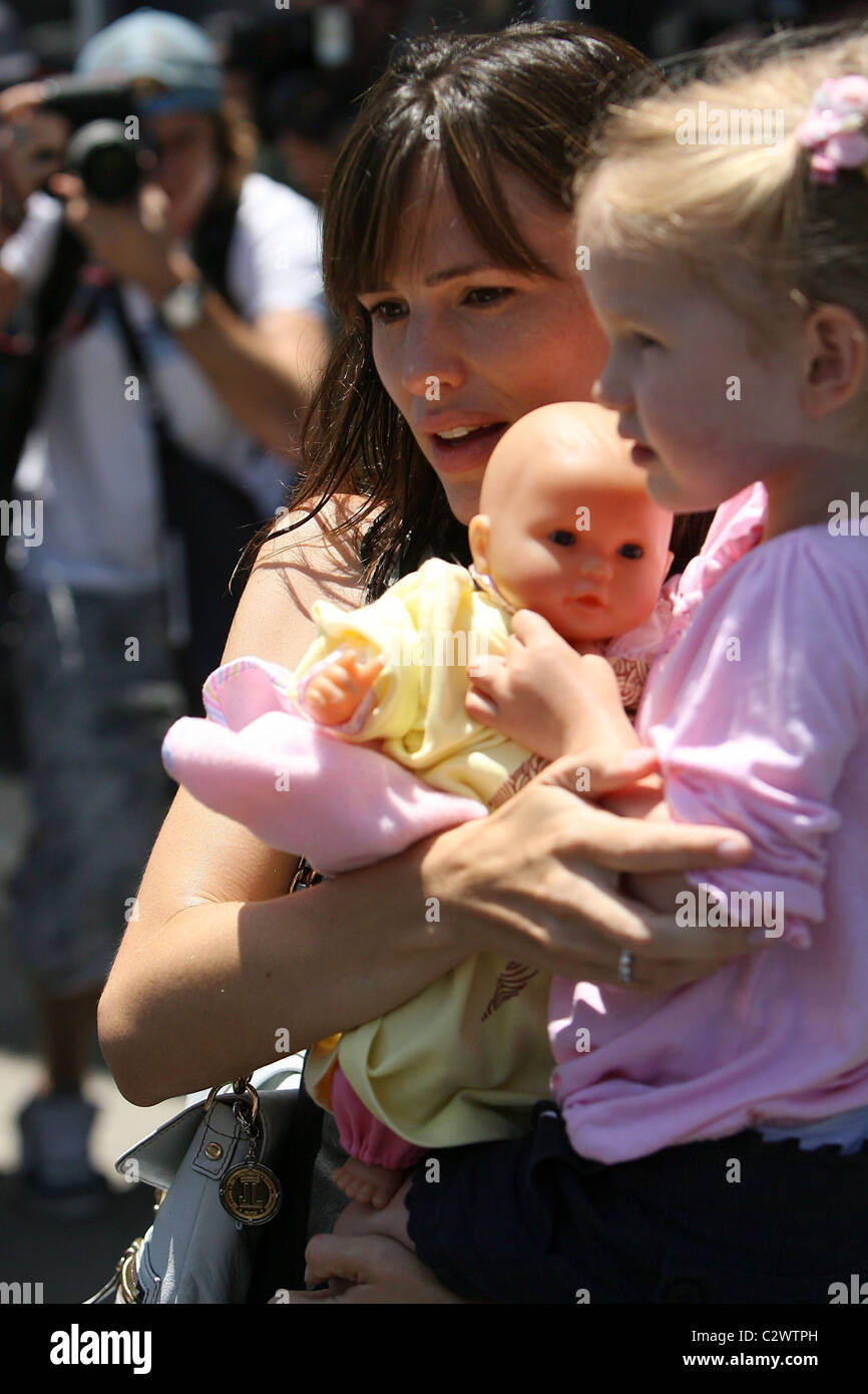 Jennifer Garner and her daughter Violet Affleck leaving a restaurant in ...