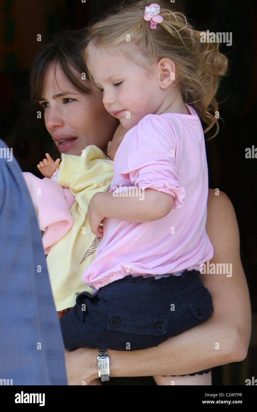 Jennifer Garner and her daughter Violet Affleck leaving a restaurant in ...