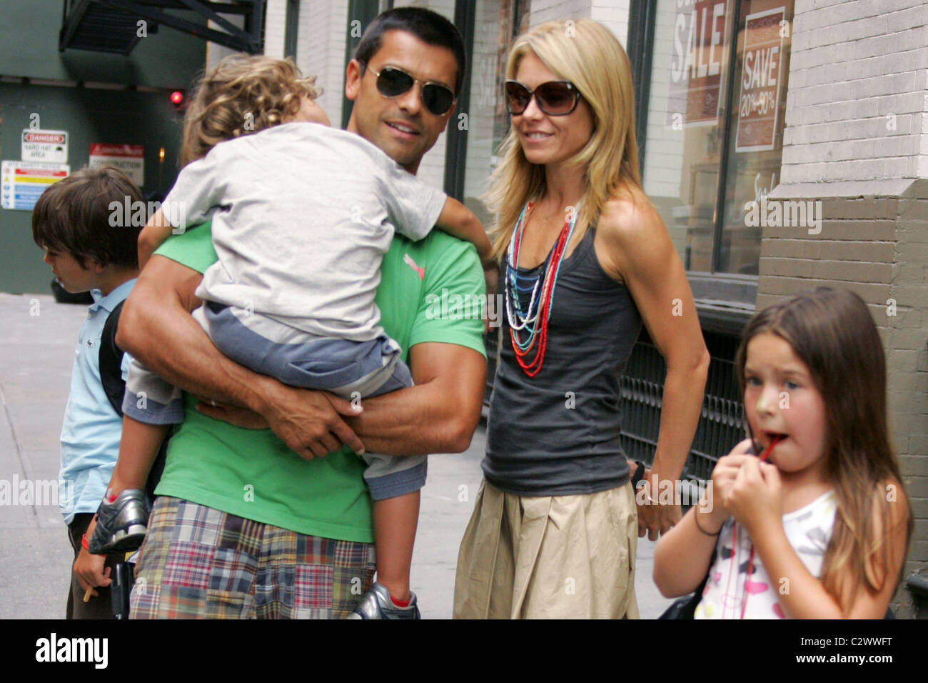 Kelly Ripa Children Lola Consuelos And Kelly Ripa Kelly Ripa Shopping