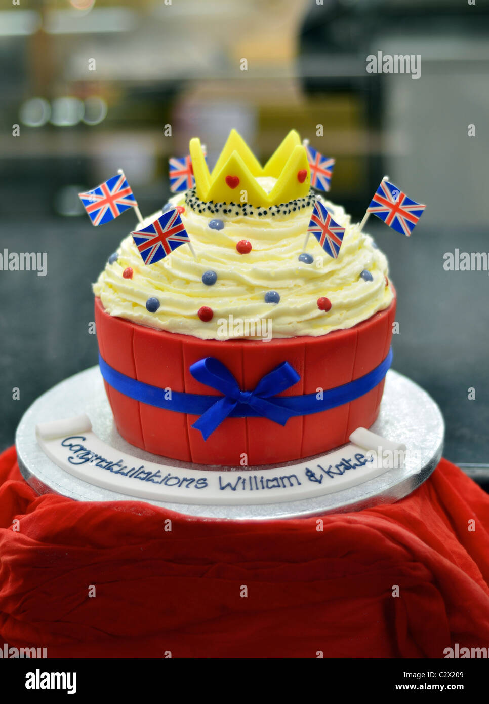 Royal Wedding Cake, William and Kate with flags Stock Photo - Alamy