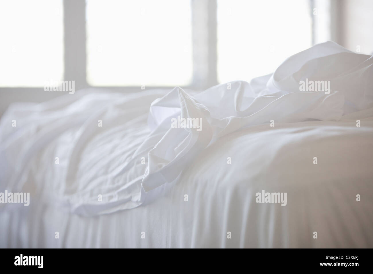 White sheets hi-res stock photography and images - Alamy