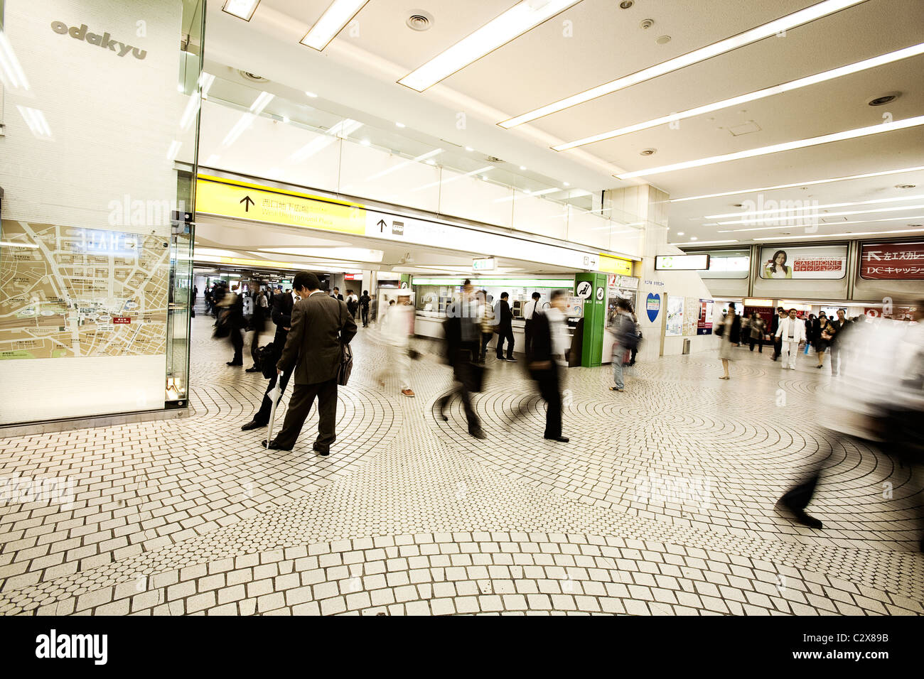 Blurry people in tokyo city hi-res stock photography and images - Alamy