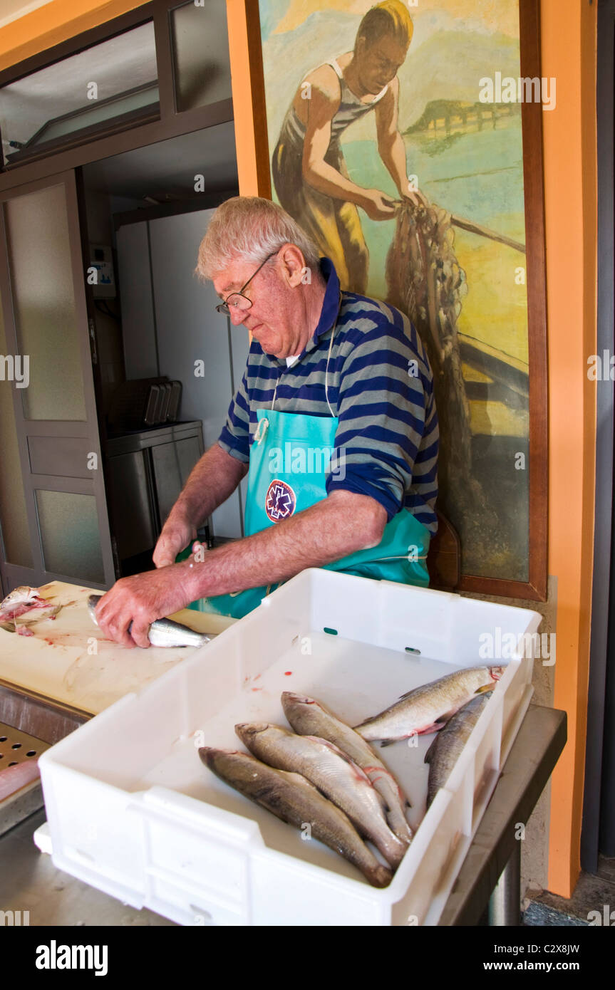 Fishmonger gutting fish hi-res stock photography and images - Alamy