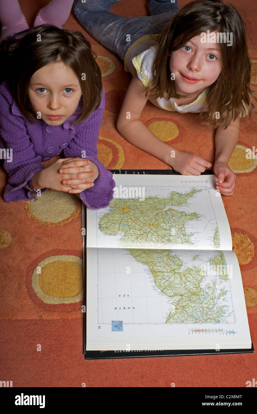Girls looking at maps hi-res stock photography and images - Alamy