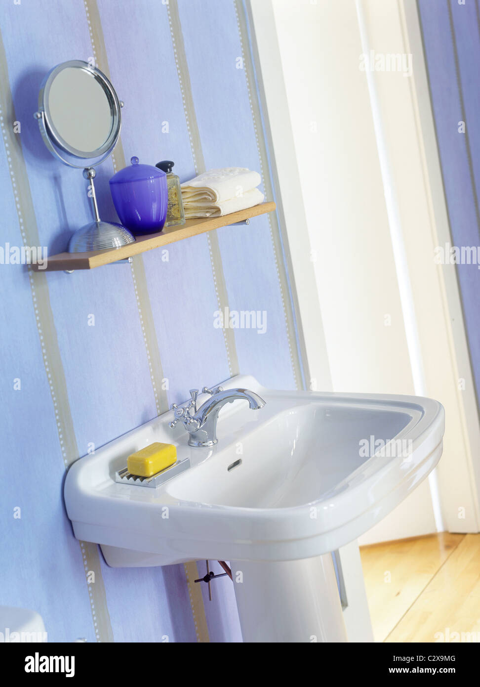 Porcelain shaving basin hi-res stock photography and images - Alamy