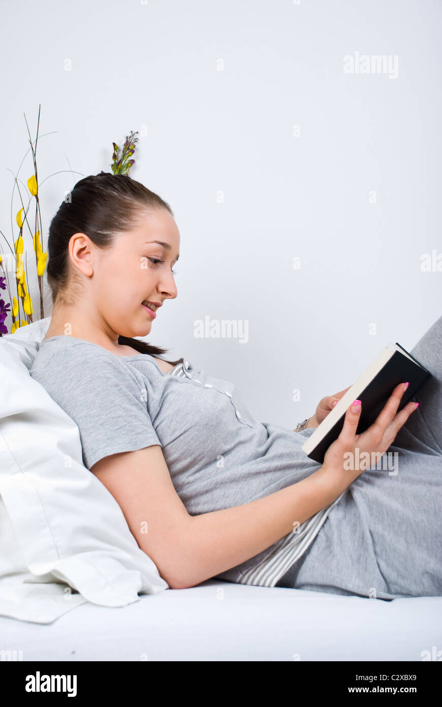 Women at night on bed reading book hi-res stock photography and images ...