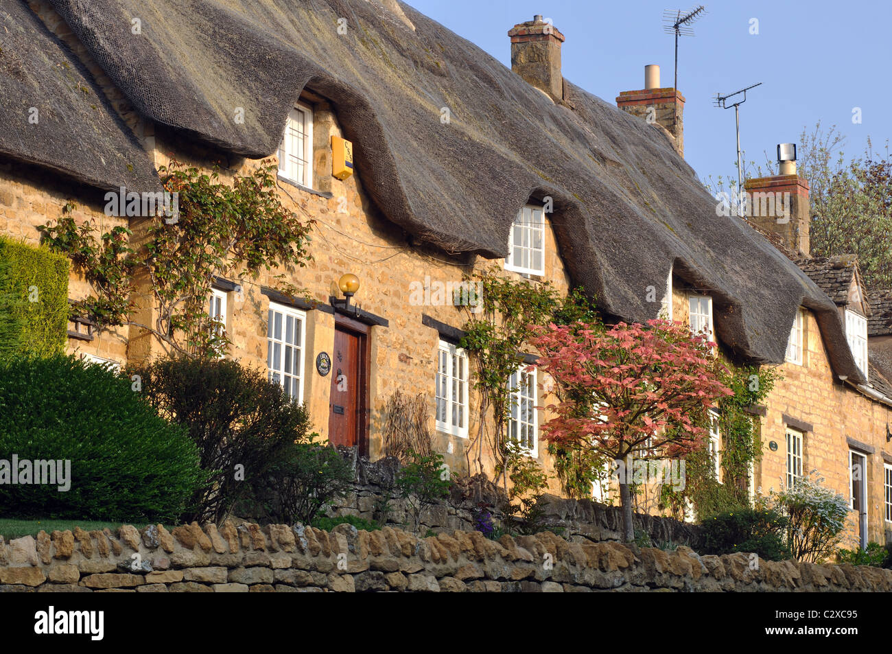 Cotswolds thatched roof houses hi-res stock photography and images - Alamy