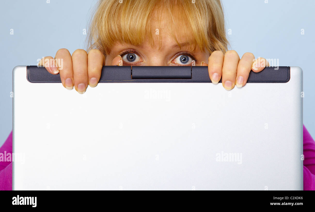 Frightened, the woman was guilty and hides behind a computer screen ...